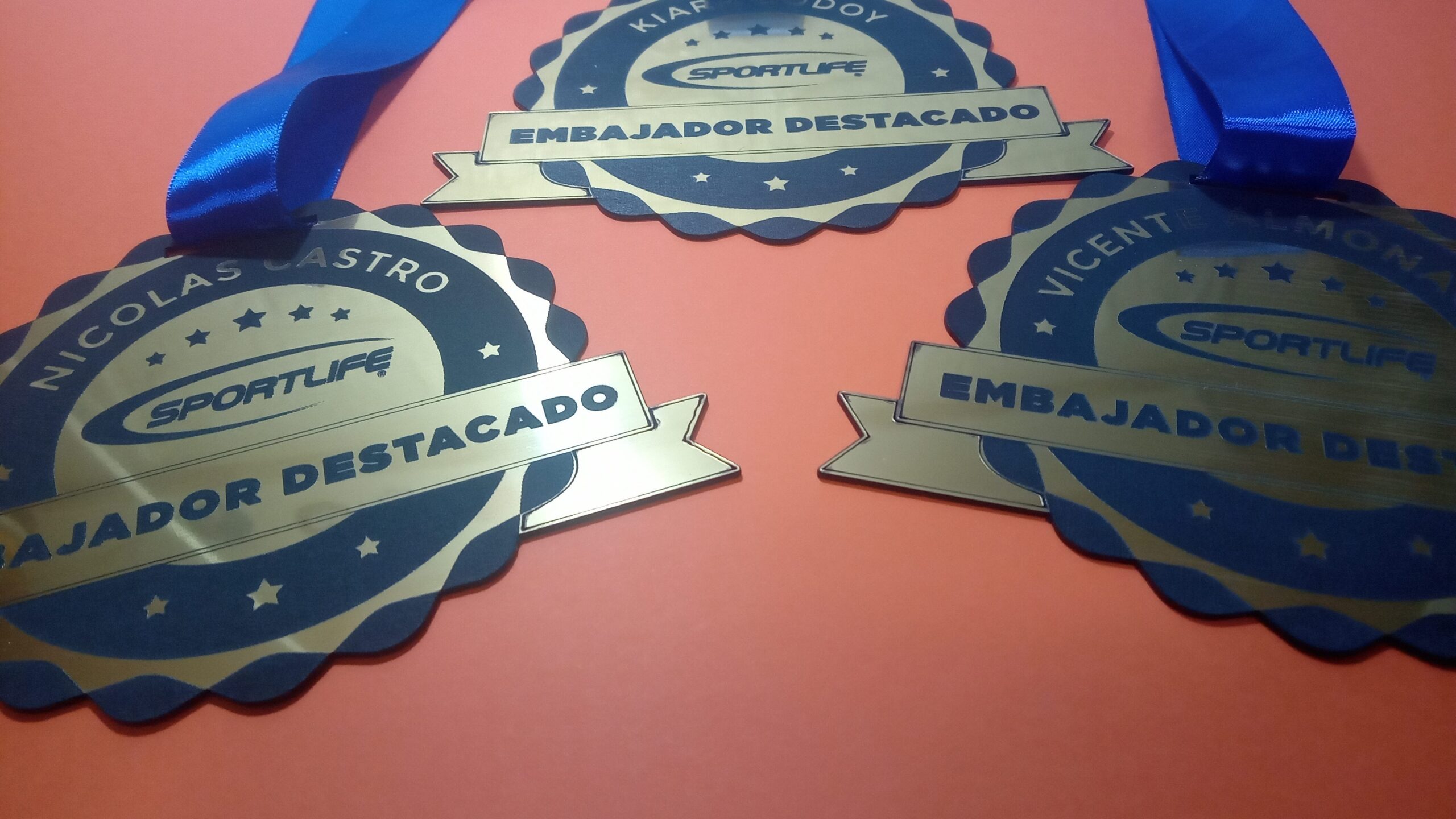 Medallas en Lamicoid Dorado sobre Negro 15 cm